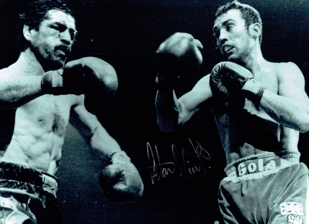 Alan Minter - 16 x 12 Autographed Picture – Extreme-AG.com