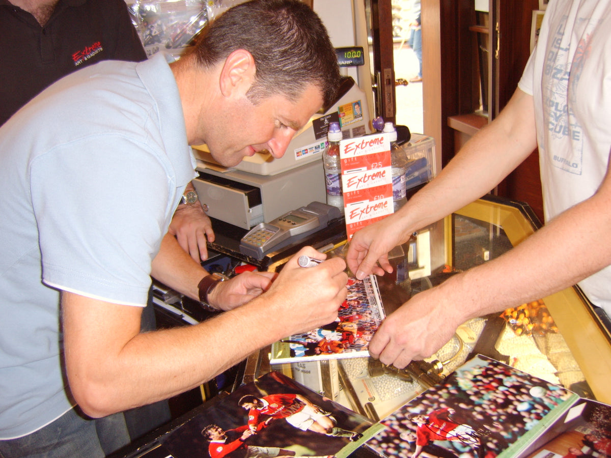 Denis Irwin - Wolves - 9 x 7 Autographed Picture – Extreme-AG.com